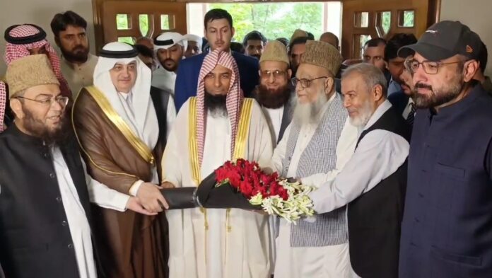 Imam Masjid Al-Nabawi heads to Madina after week-long Pakistan trip ...